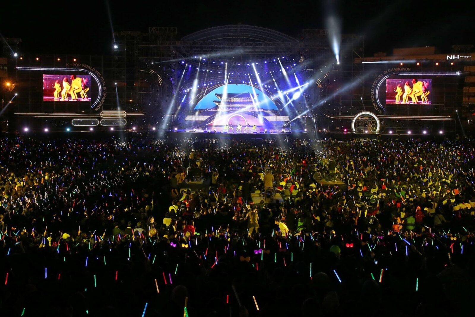 10 K-Pop Fan Chants You Need to Learn Before a Concert | DK Blog